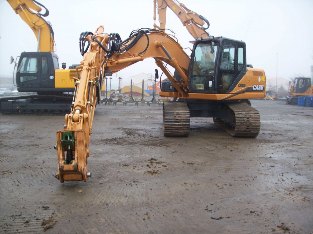 Boom offset on CASE excavators