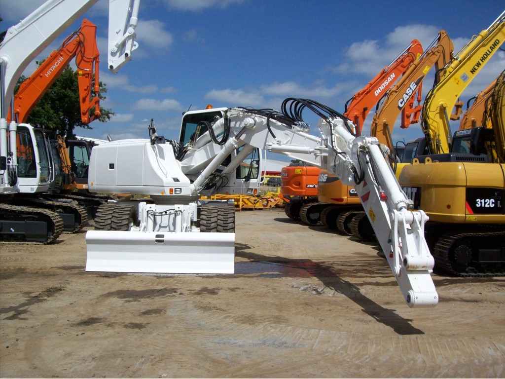 Boom offset on CASE excavators