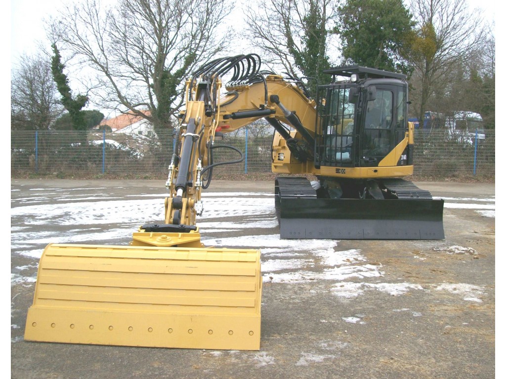 Boom offset on Caterpillar excavators