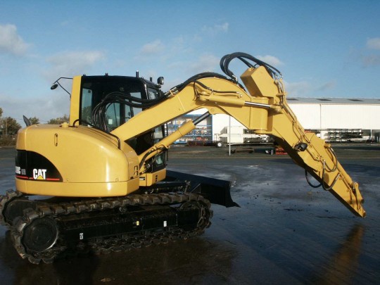 Boom offset on Caterpillar excavators