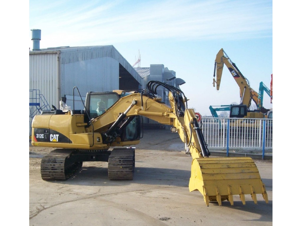 Boom offset on Caterpillar excavators