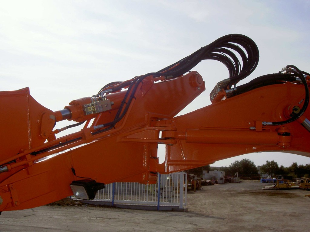 Boom offset on Daewoo D140LC-5 excavator