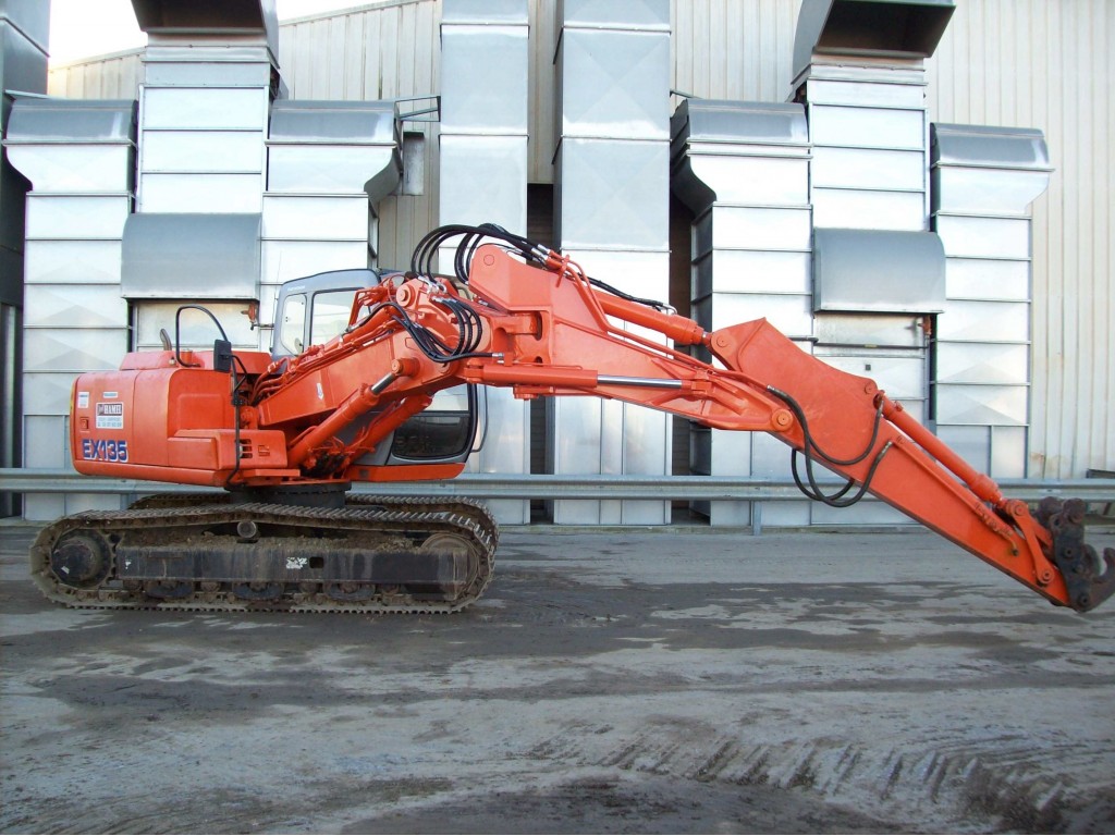 Boom offset on Fiat Hitachi EX135LCT excavator