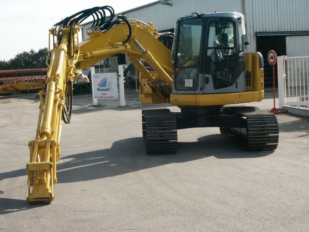 Boom offset on Komatsu excavators and backhoe loaders