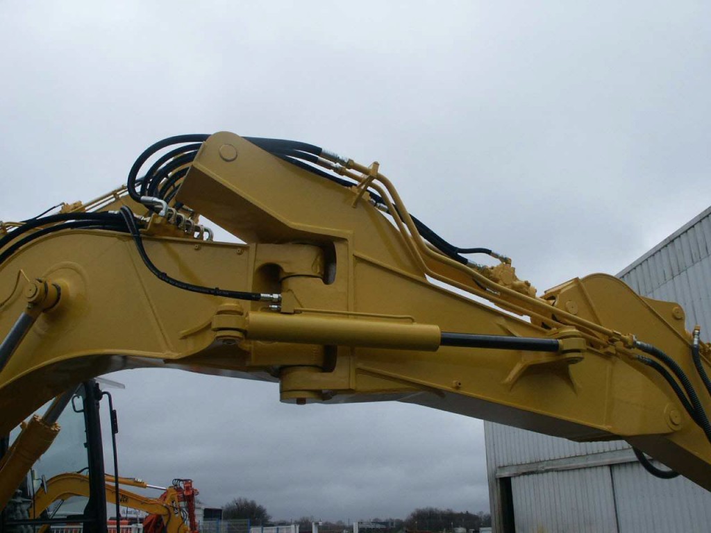 Boom offset on Komatsu excavators and backhoe loaders