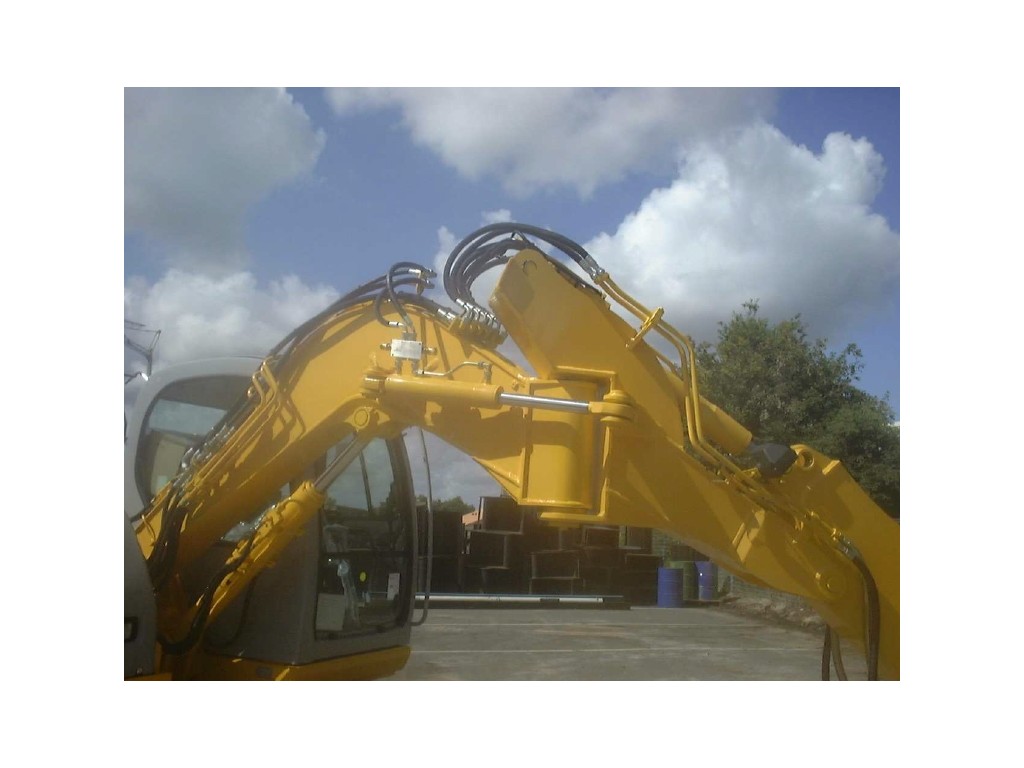 Boom offset on New Holland excavators