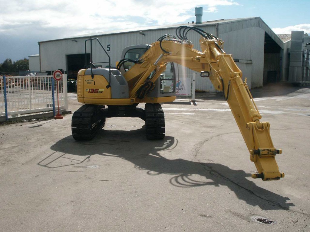 Boom offset on New Holland excavators