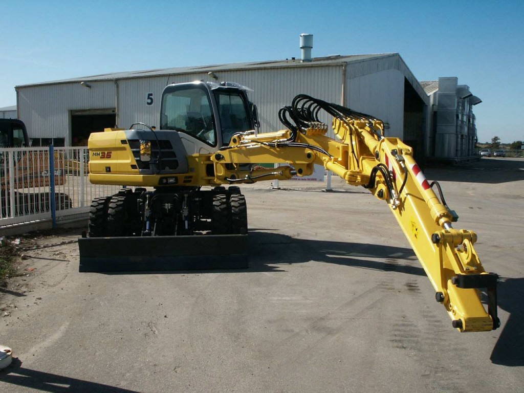 Boom offset on New Holland excavators