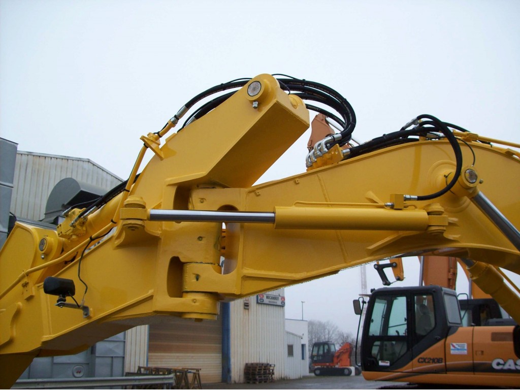 Boom offset on New Holland Kobelco E175BLC excavator