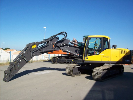 Boom offset on Volvo excavators and backhoe loaders