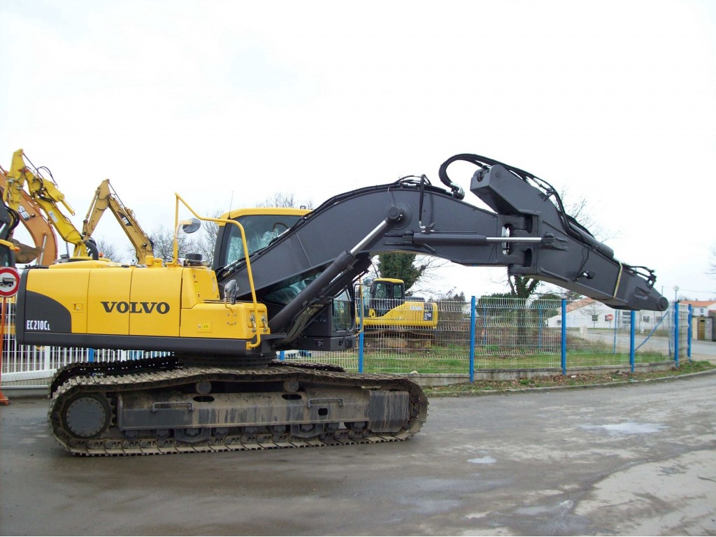 Boom offset on Volvo excavators and backhoe loaders